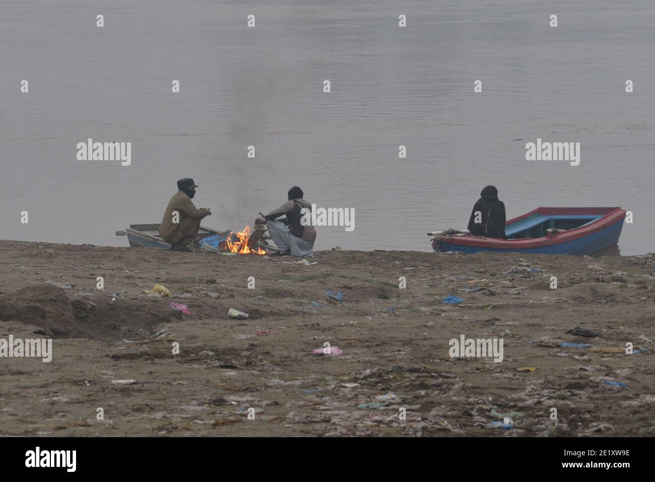 Pakistani Commuters make their way amid dense fog on a cold winter ...