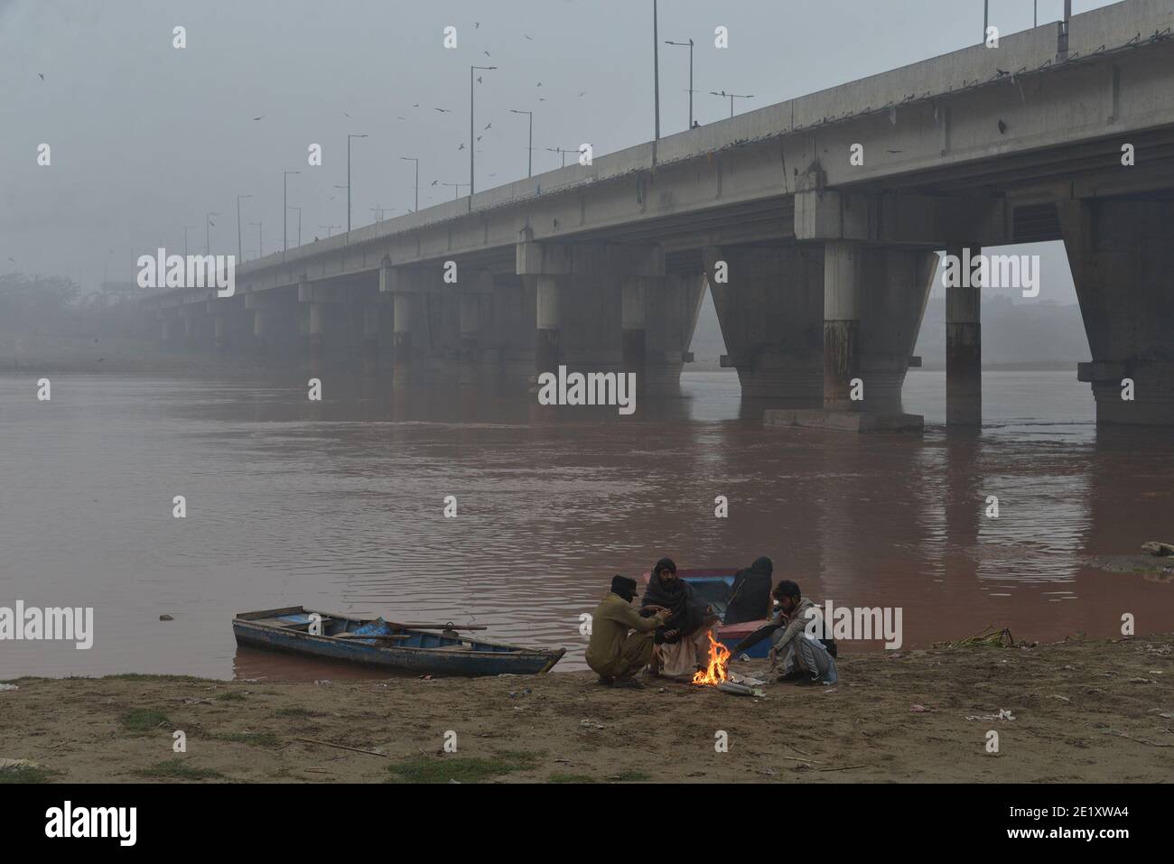 Pakistani Commuters make their way amid dense fog on a cold winter ...