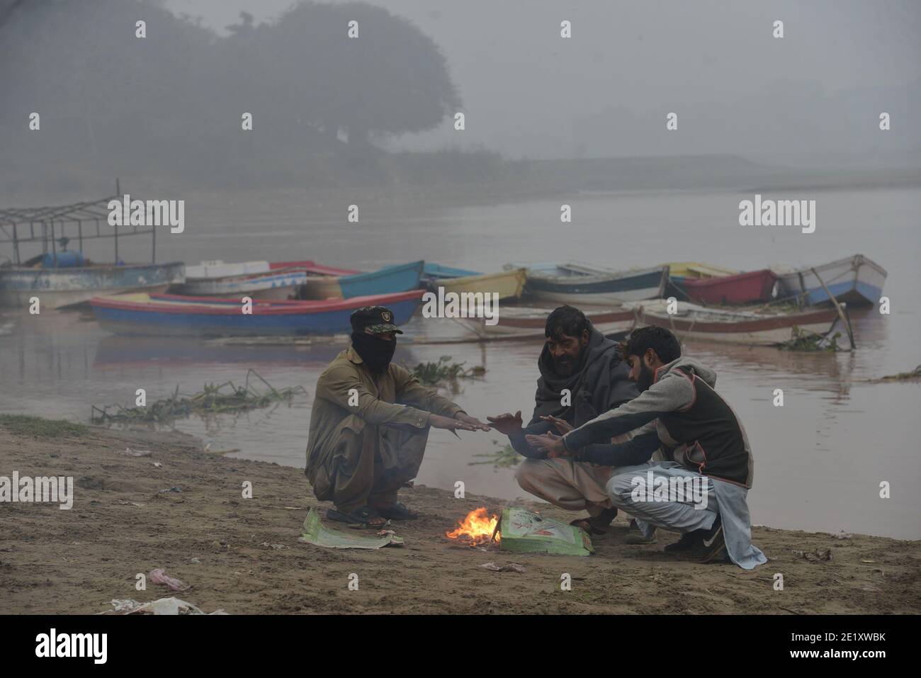 Pakistani Commuters make their way amid dense fog on a cold winter ...