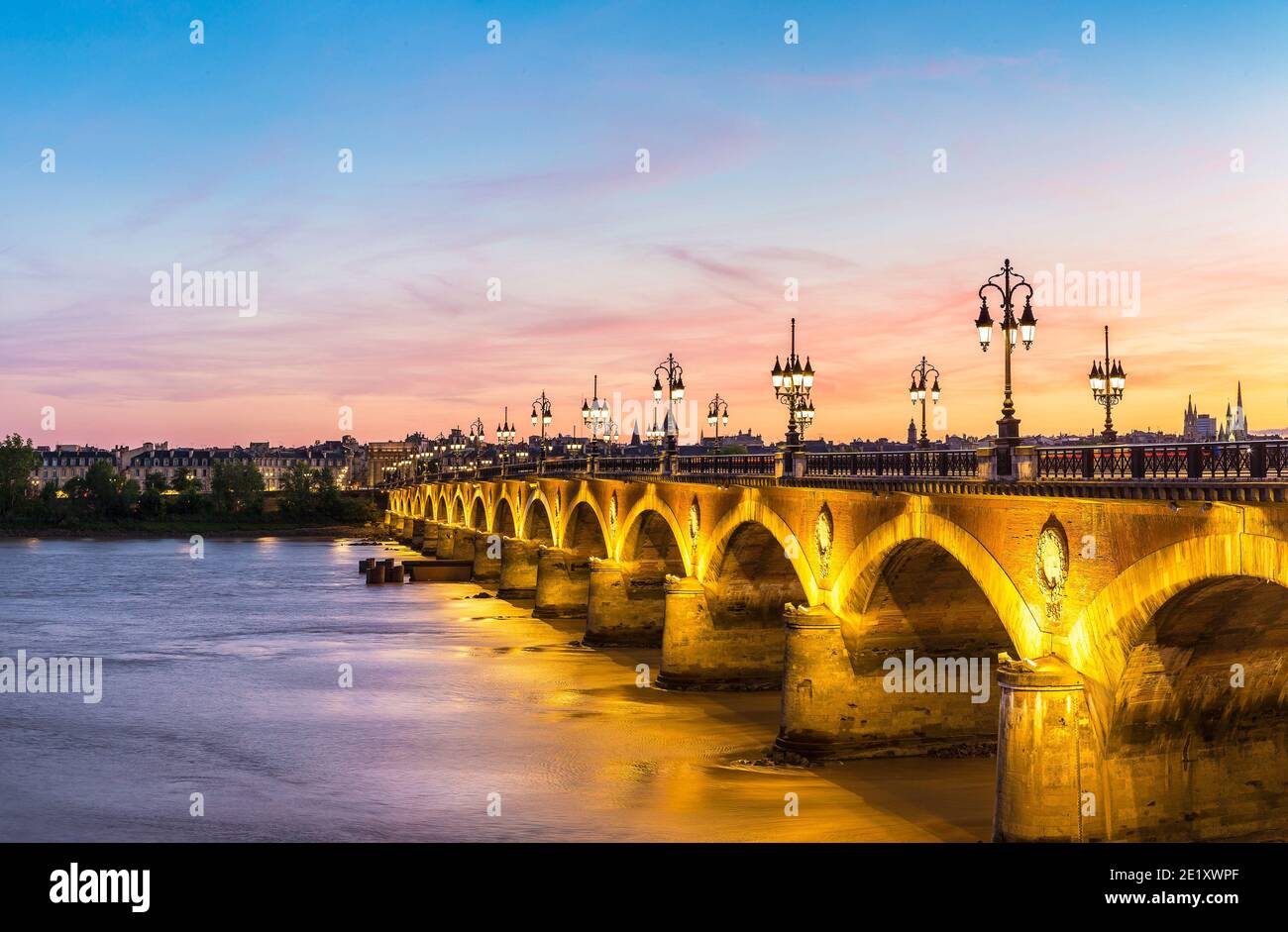 Panorama of Pont de pierre, old stony bridge in Bordeaux in a beautiful ...