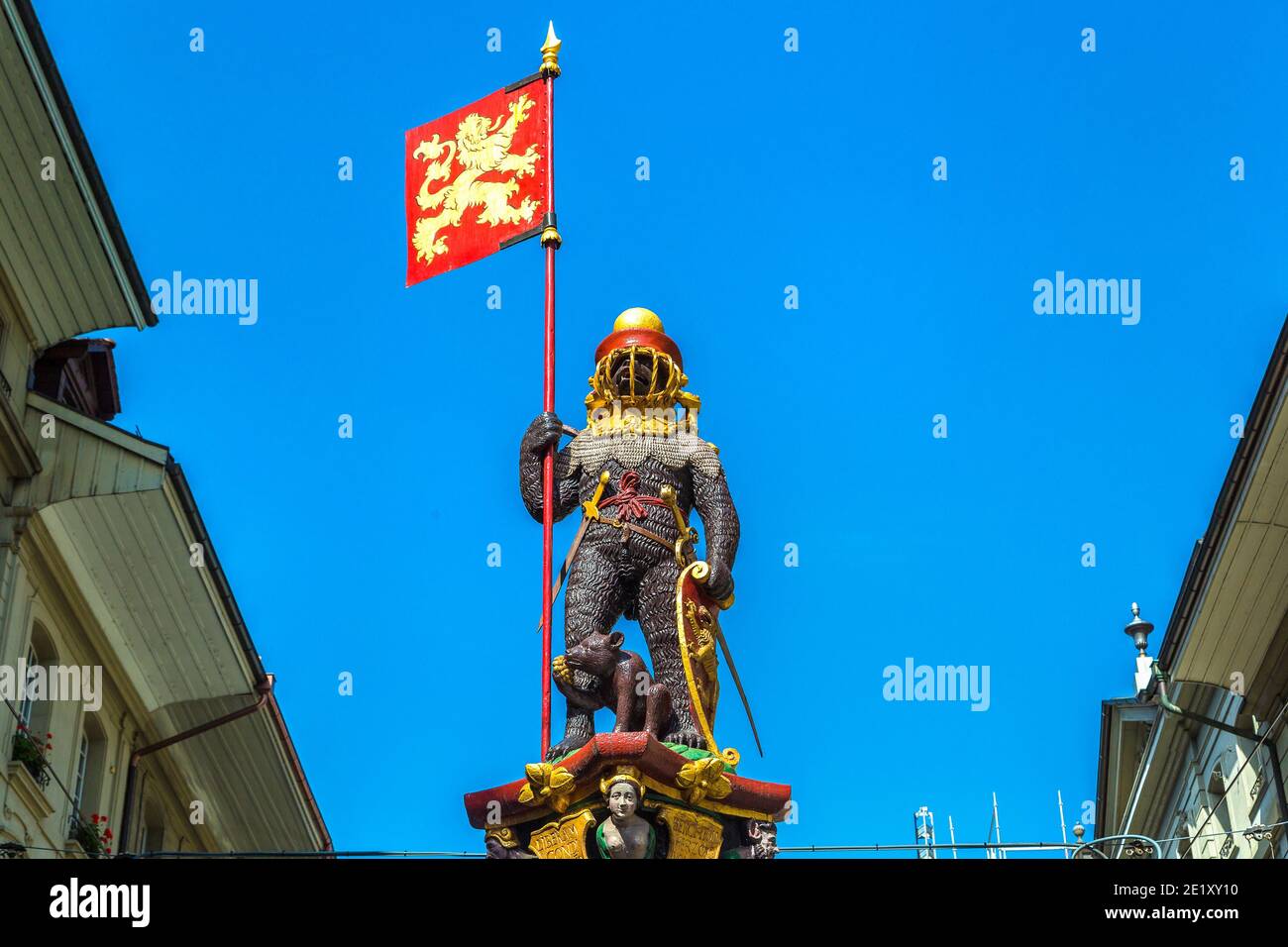 Gold bear statue hi-res stock photography and images - Alamy
