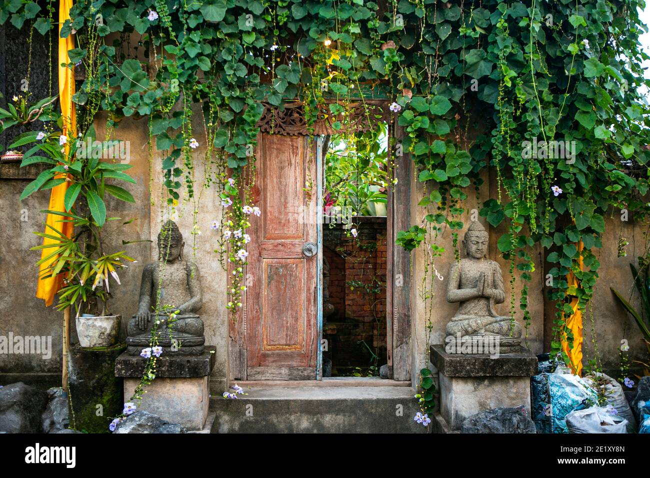 Balinese temple gate hi-res stock photography and images - Alamy