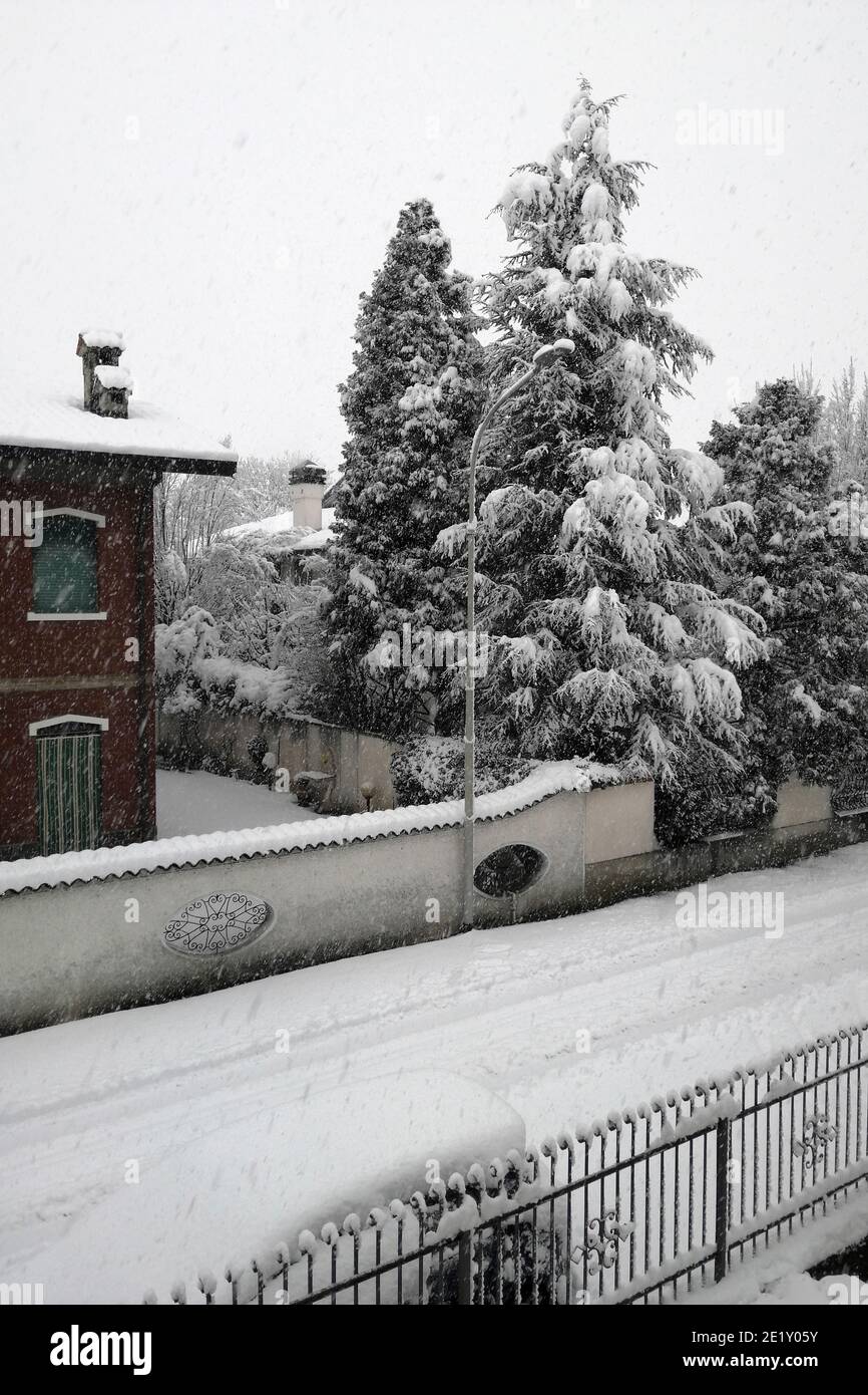Snowfall in milan hi-res stock photography and images - Alamy