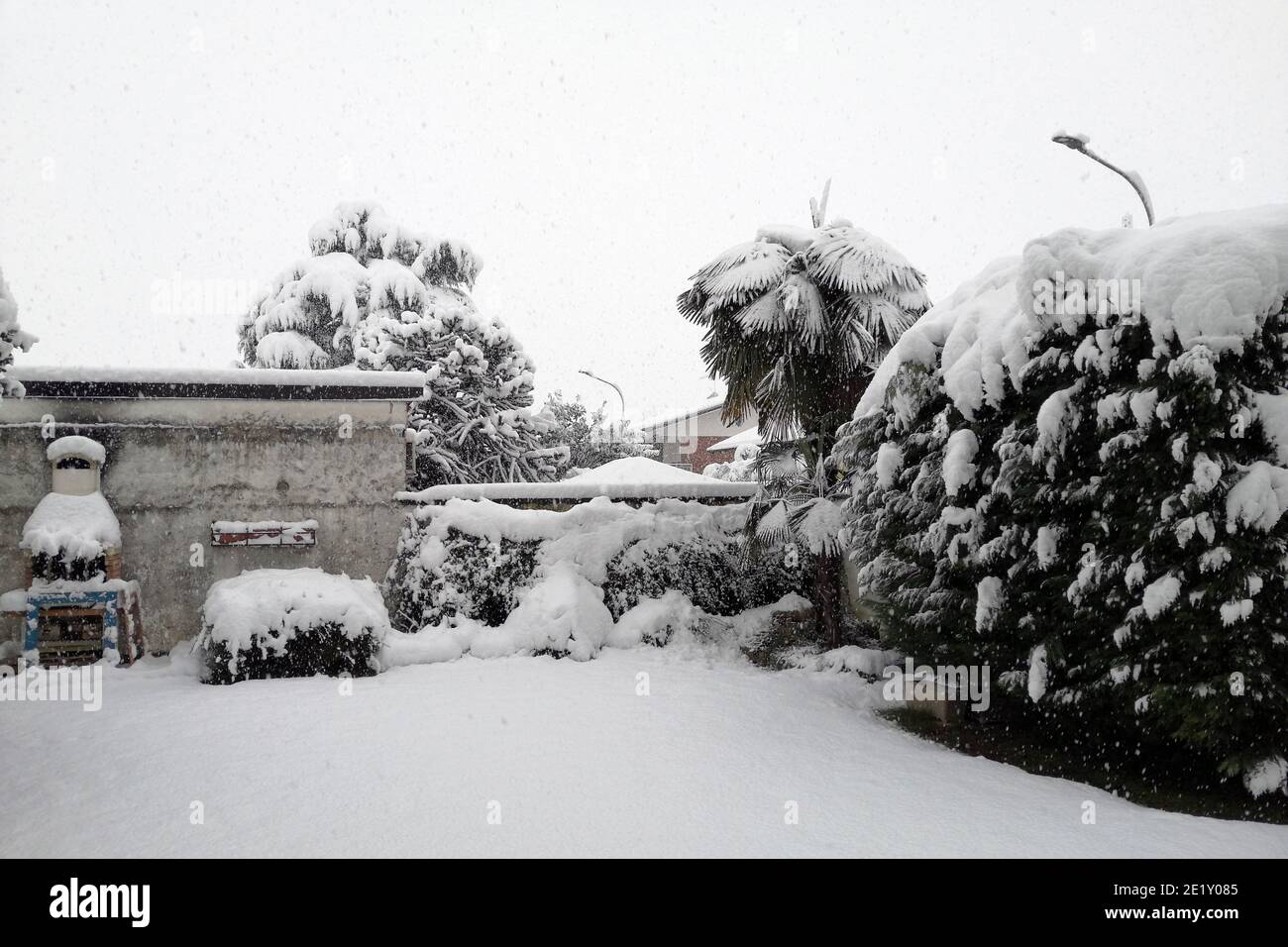 Snowfall in milan hi-res stock photography and images - Alamy