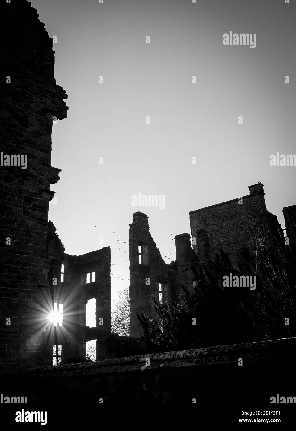 Stately home ruins hi-res stock photography and images - Alamy
