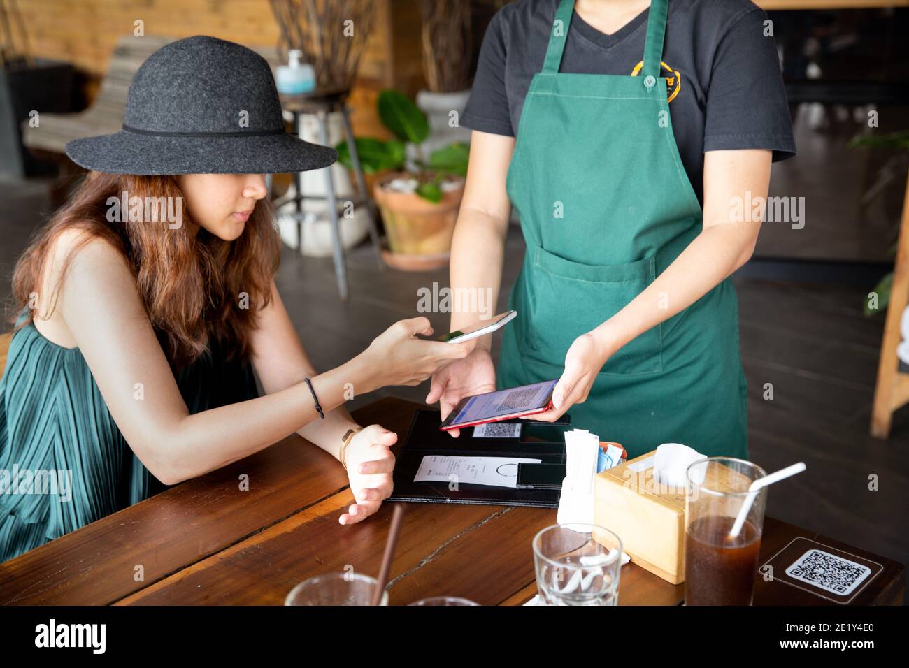 Lady customer hi-res stock photography and images - Alamy