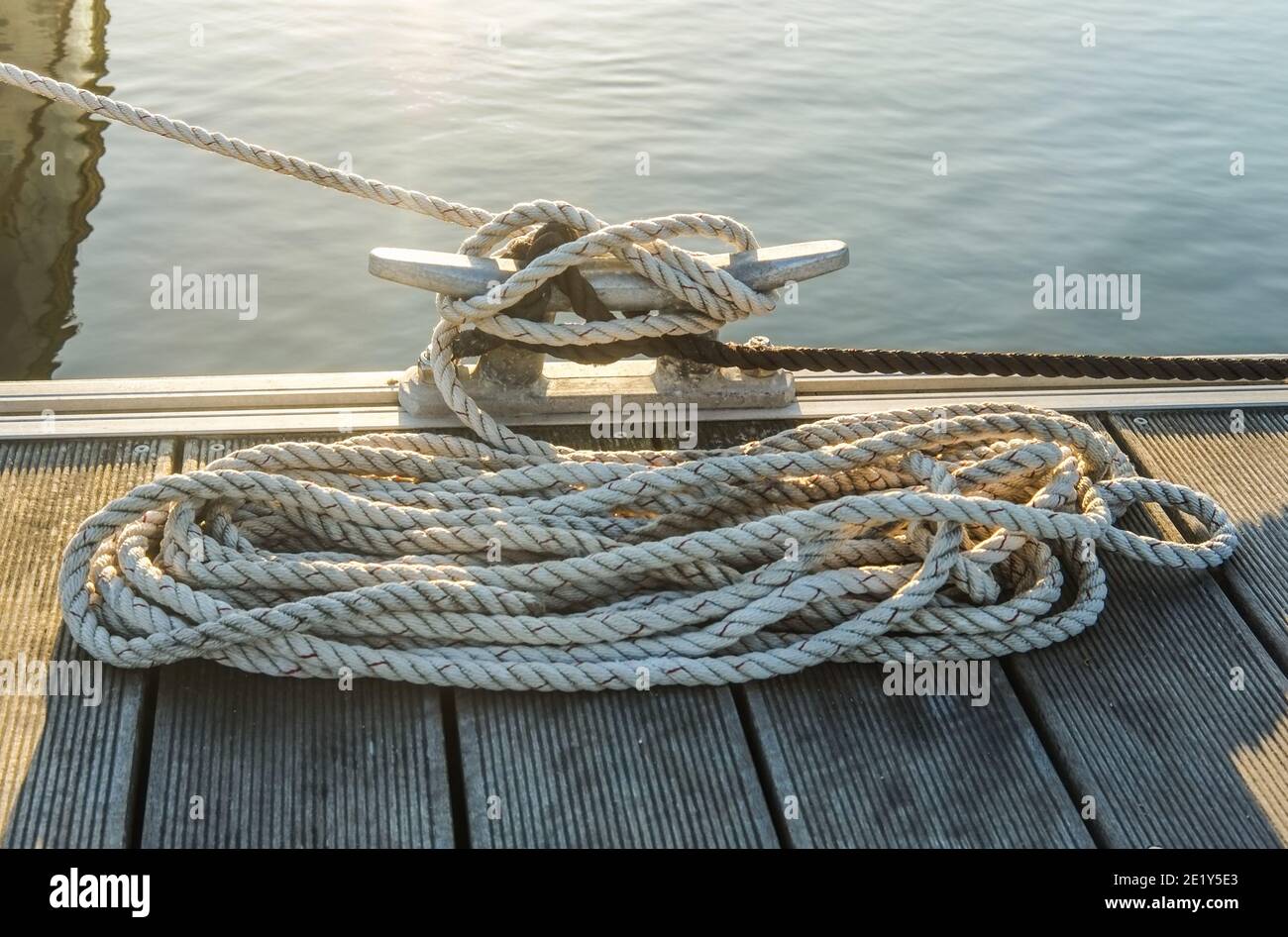 Mooring knot on the pontoon Stock Photo - Alamy