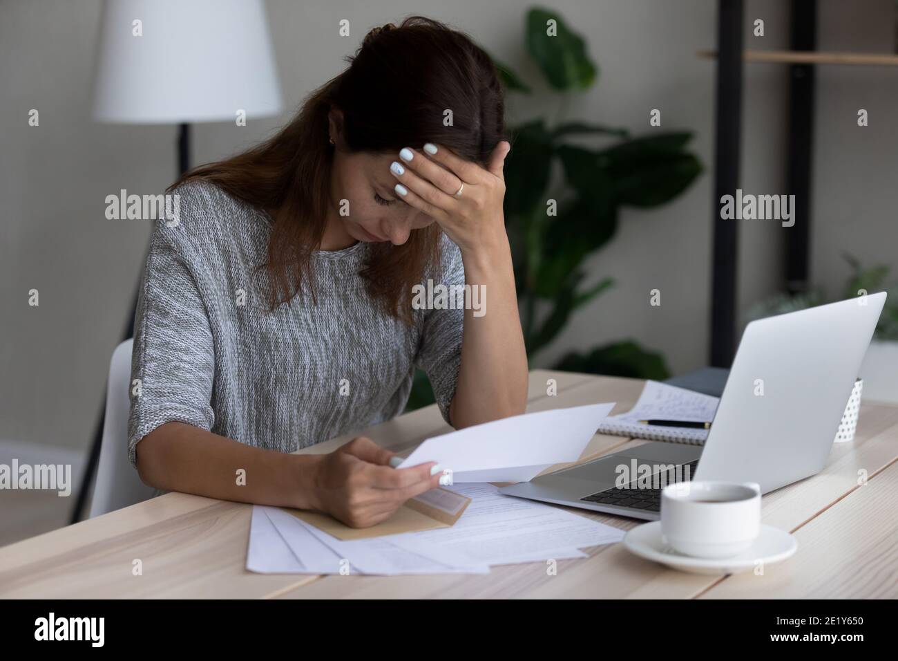 Caucasian woman female read bad hi-res stock photography and images - Alamy