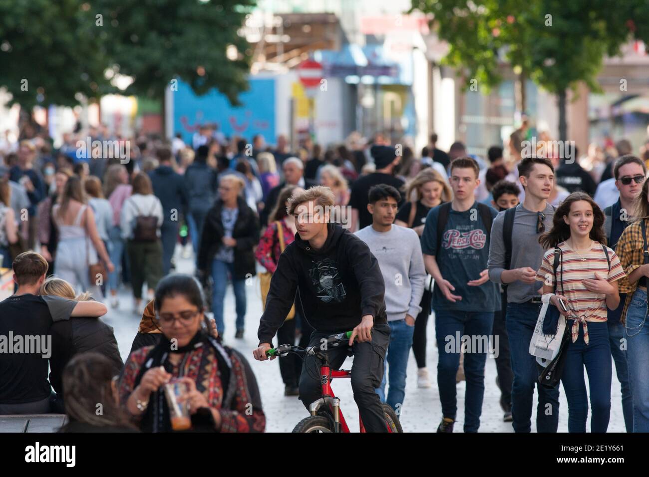 Liverpool high street shoppers hi-res stock photography and images - Alamy