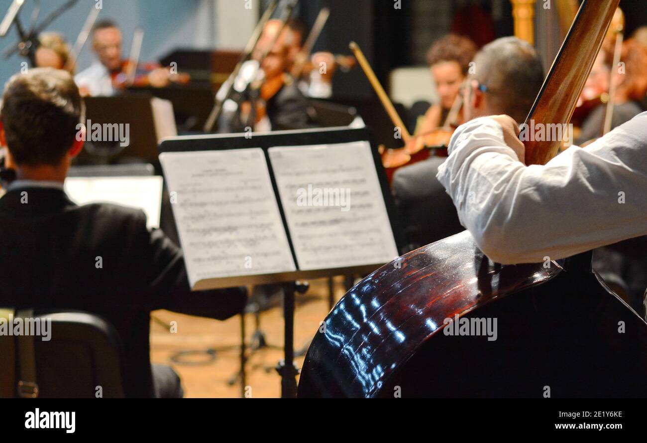 Stringed section of the orchestra hi-res stock photography and images ...