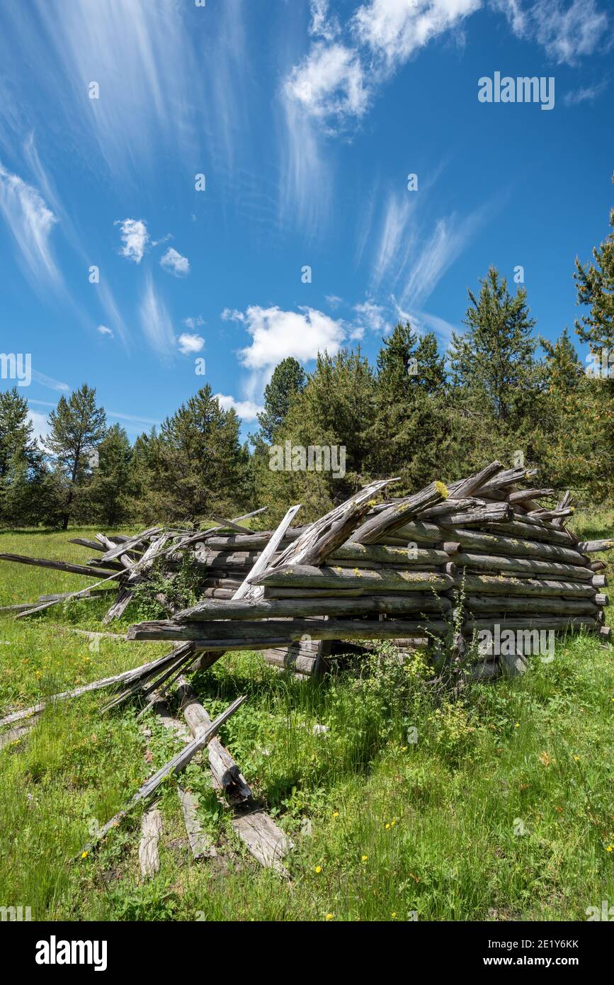 Log cabin ruins hi-res stock photography and images - Alamy