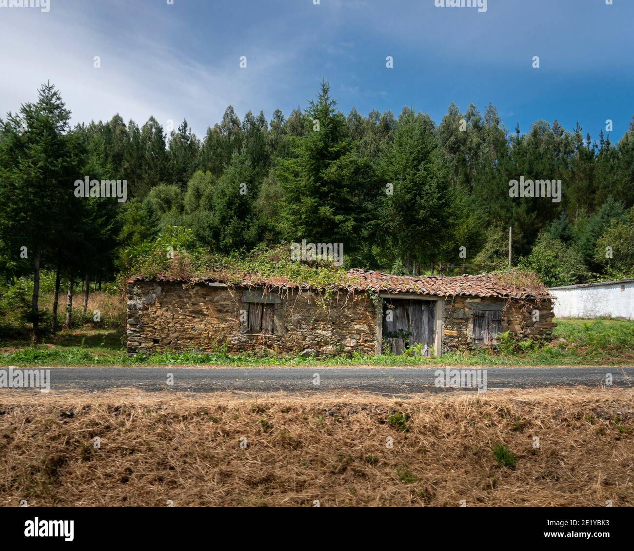 Ancient derelict stone building in Northern Spain Stock Photo - Alamy