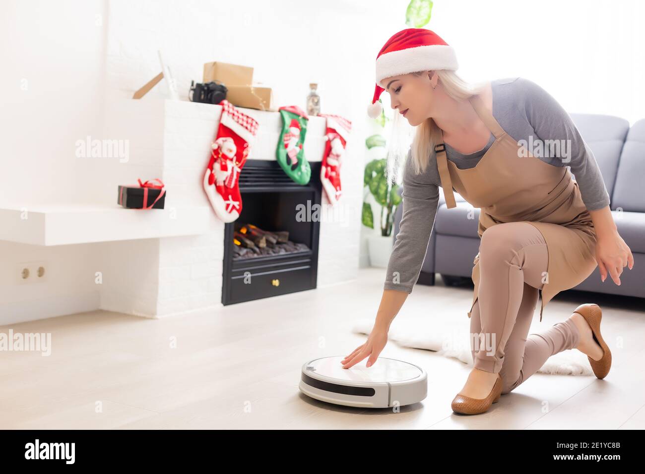 Cleaning house christmas hi-res stock photography and images - Alamy