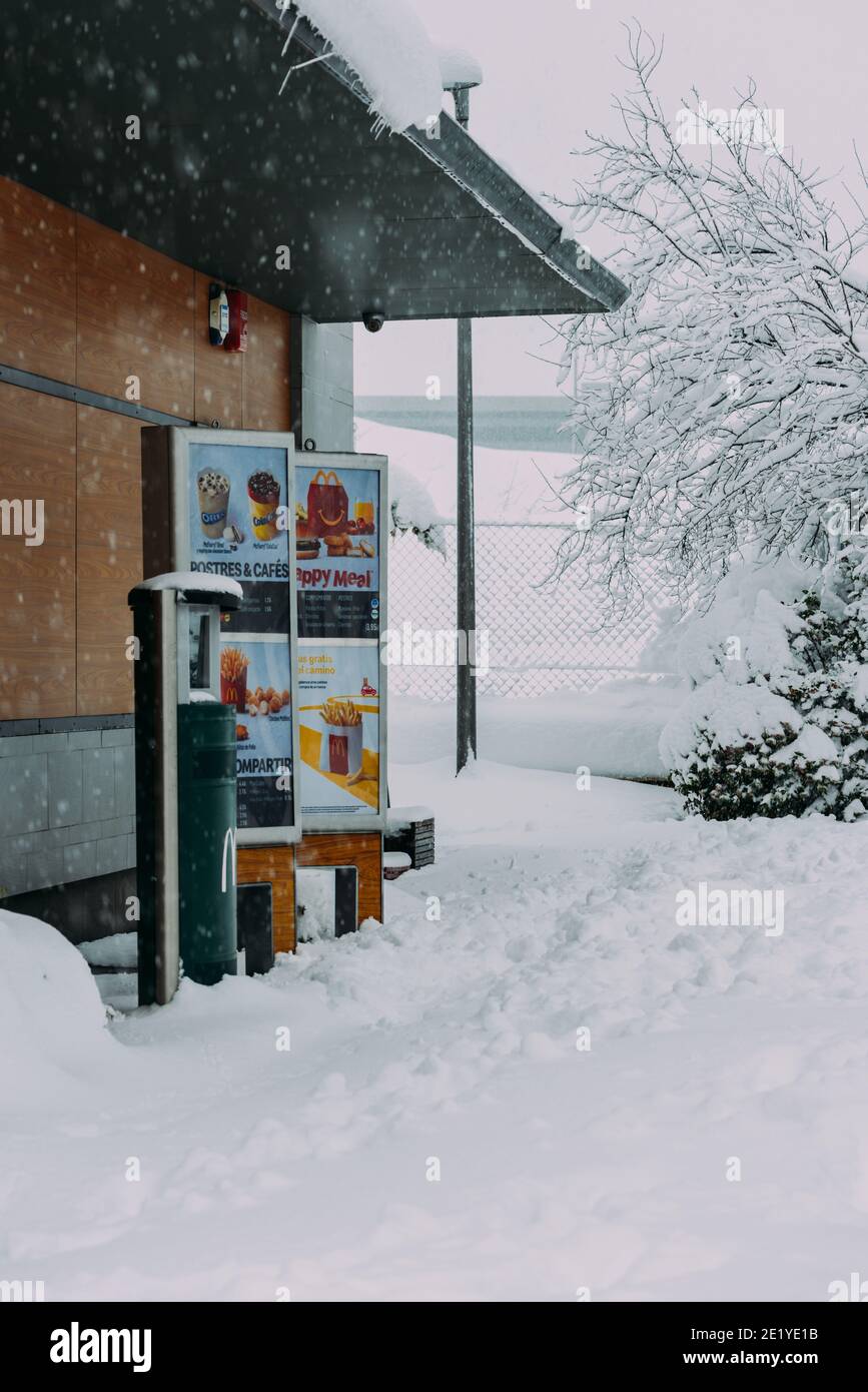 Snowy drive-thru at a McDonald's restaurant in Las Tablas, Madrid ...