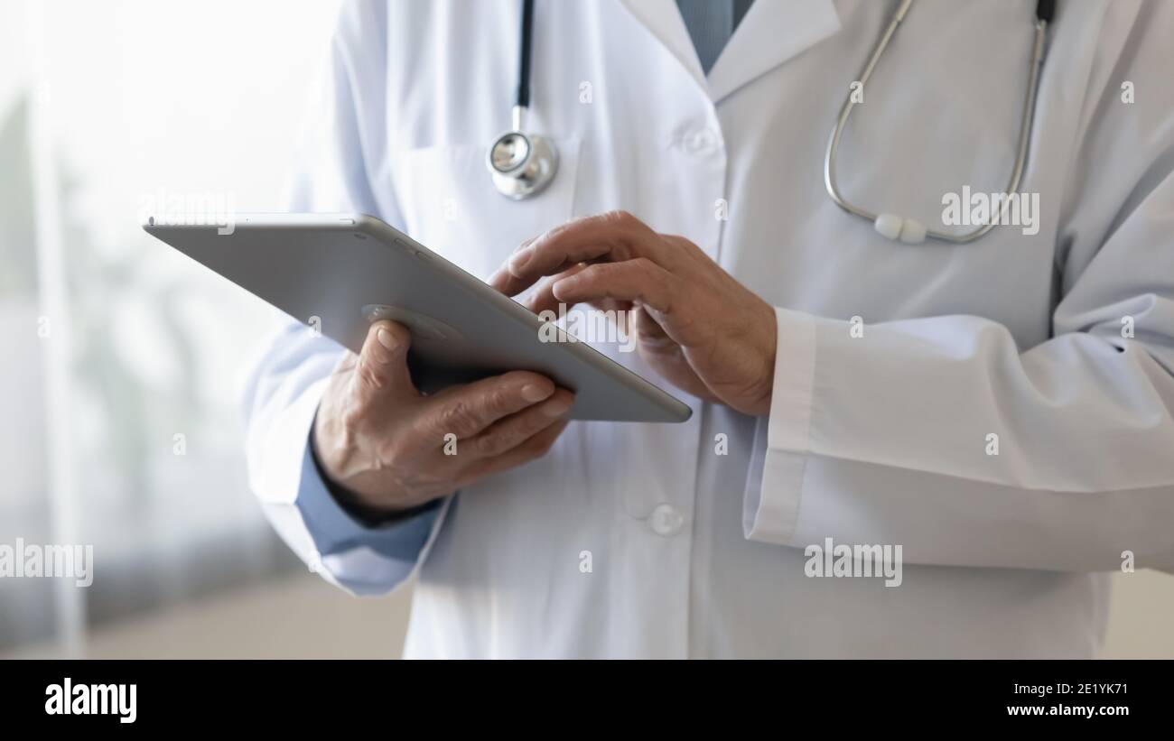 Doctor computer data hi-res stock photography and images - Alamy