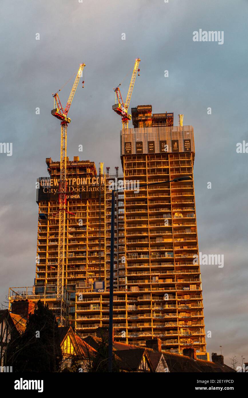 Development of high rise appartment buildings in London at One West ...