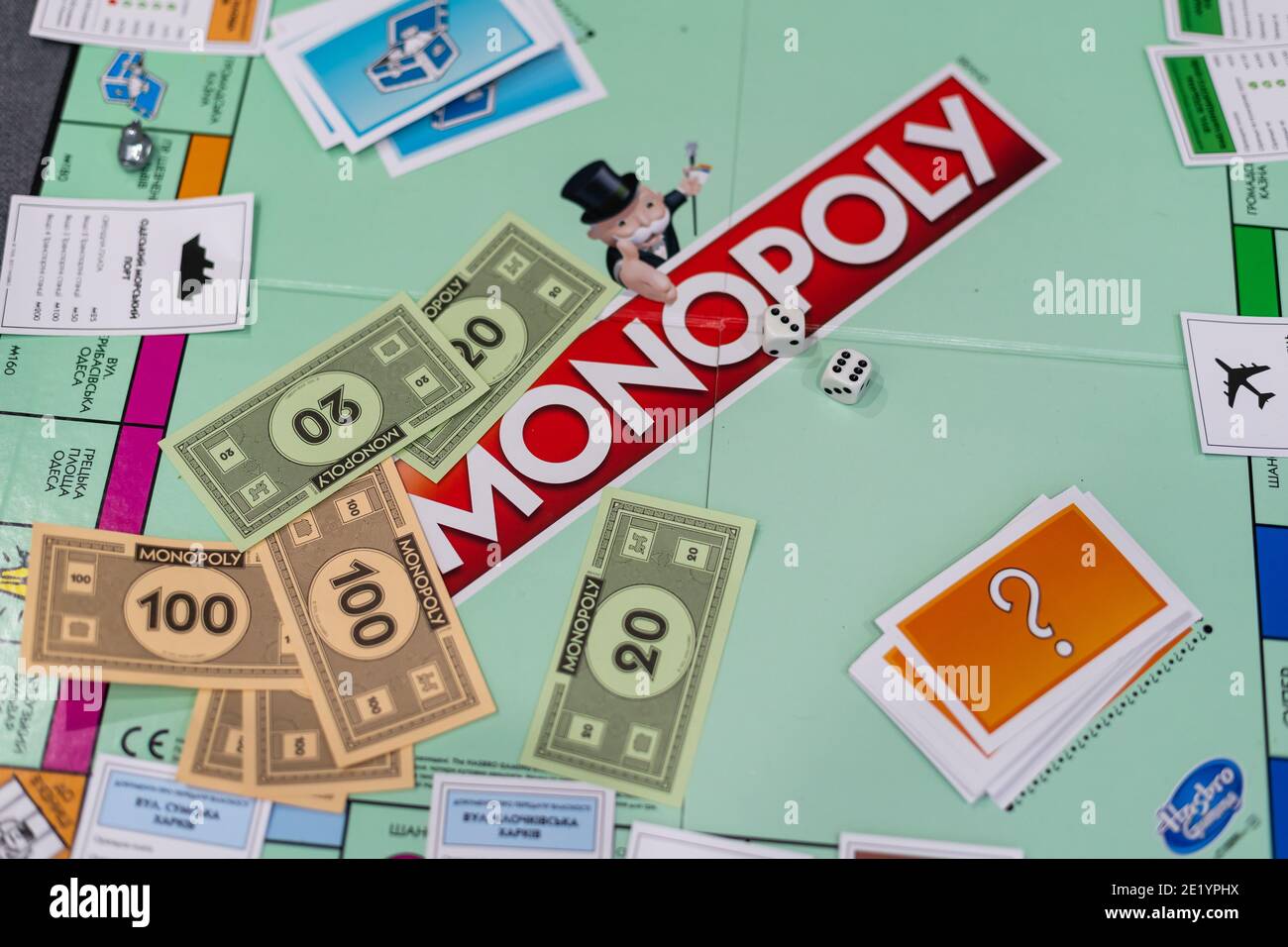 Family playing monopoly hi-res stock photography and images - Alamy