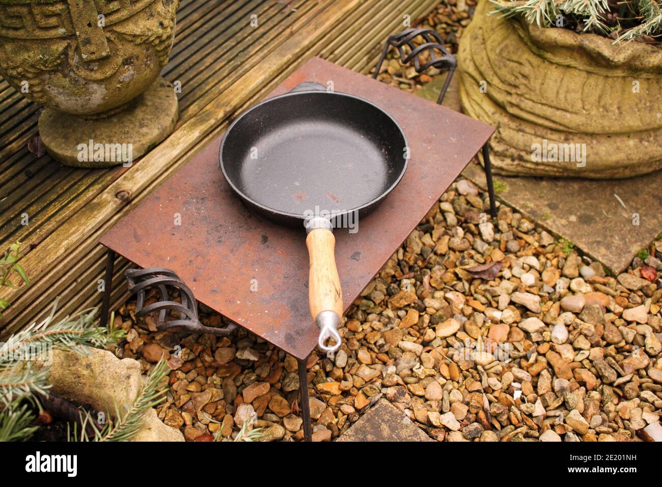 Camping food making. Empty rustic iron pan Stock Photo - Alamy