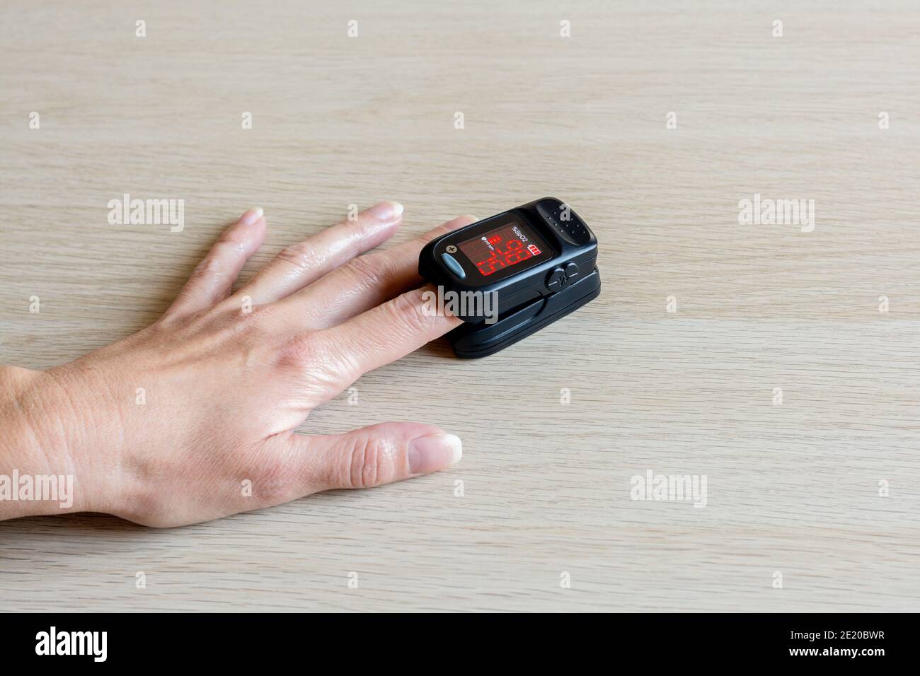 Pulse oximeter indicating 98 saturation and pulse at 75 Stock Photo - Alamy