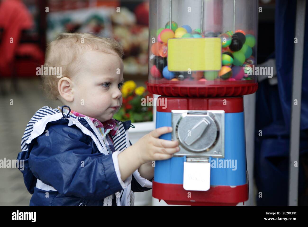 Child vending machine hi-res stock photography and images - Alamy