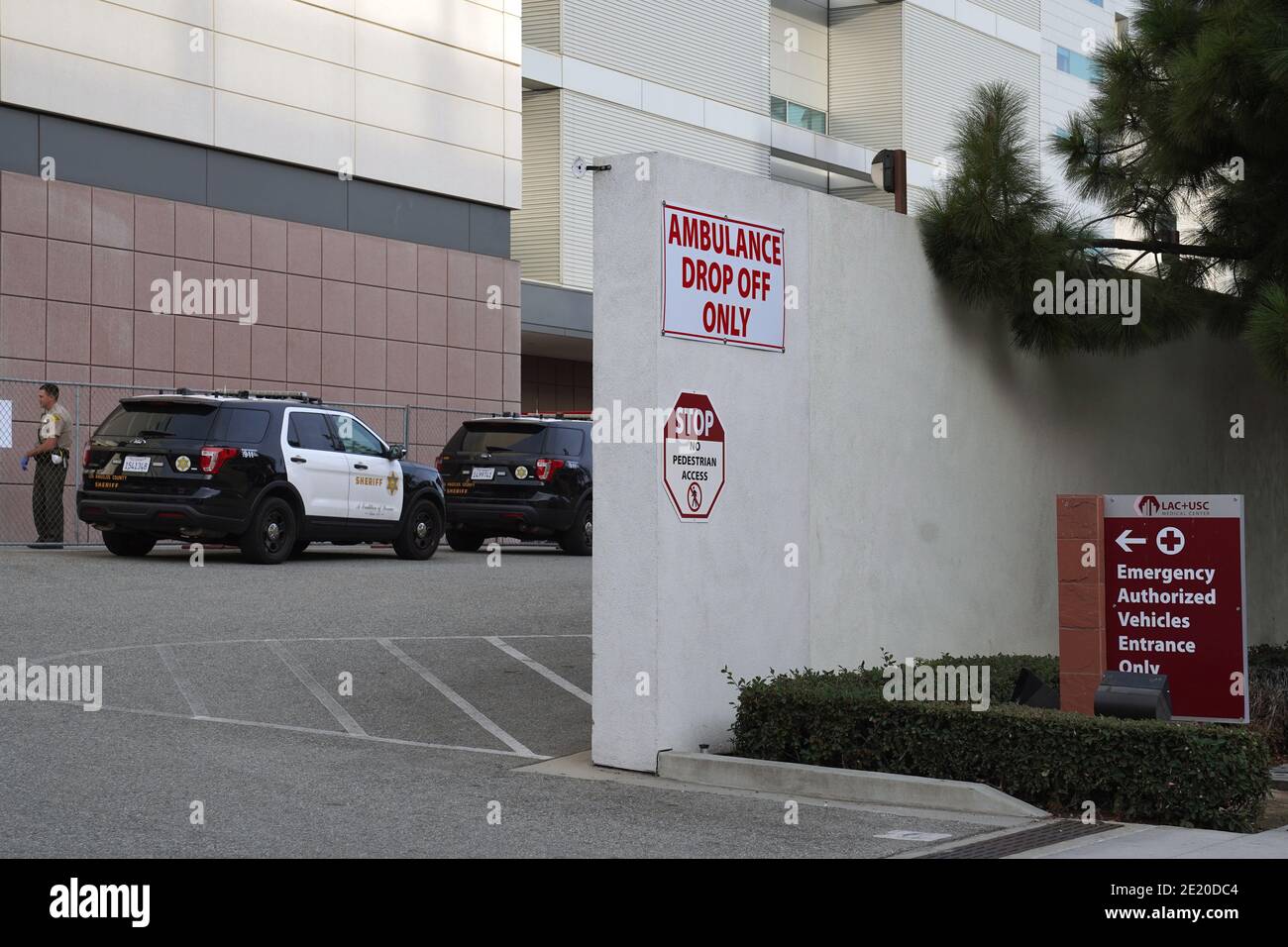 L.A. County Sheriff's Deputies at the ambulance emergency drop-off at ...