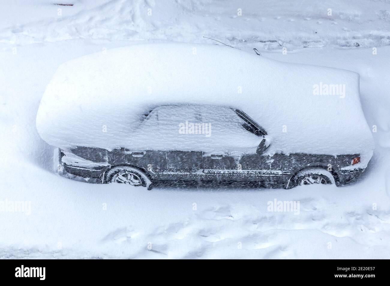 Snowing snowfall buried hi-res stock photography and images - Alamy