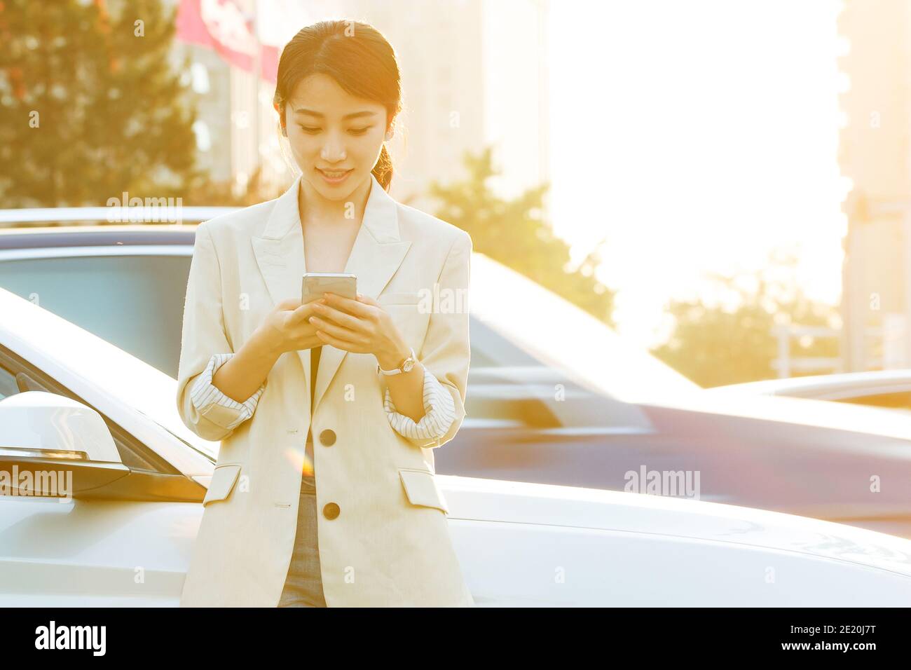 Urban white-collar car cell phone use Stock Photo - Alamy