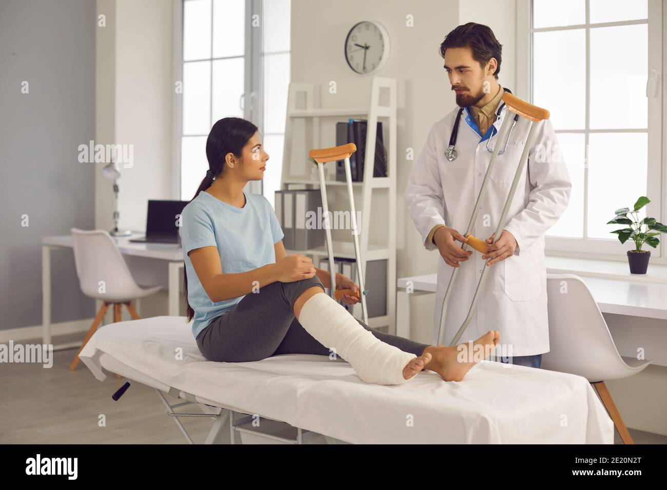 Physiatrist hi-res stock photography and images - Alamy