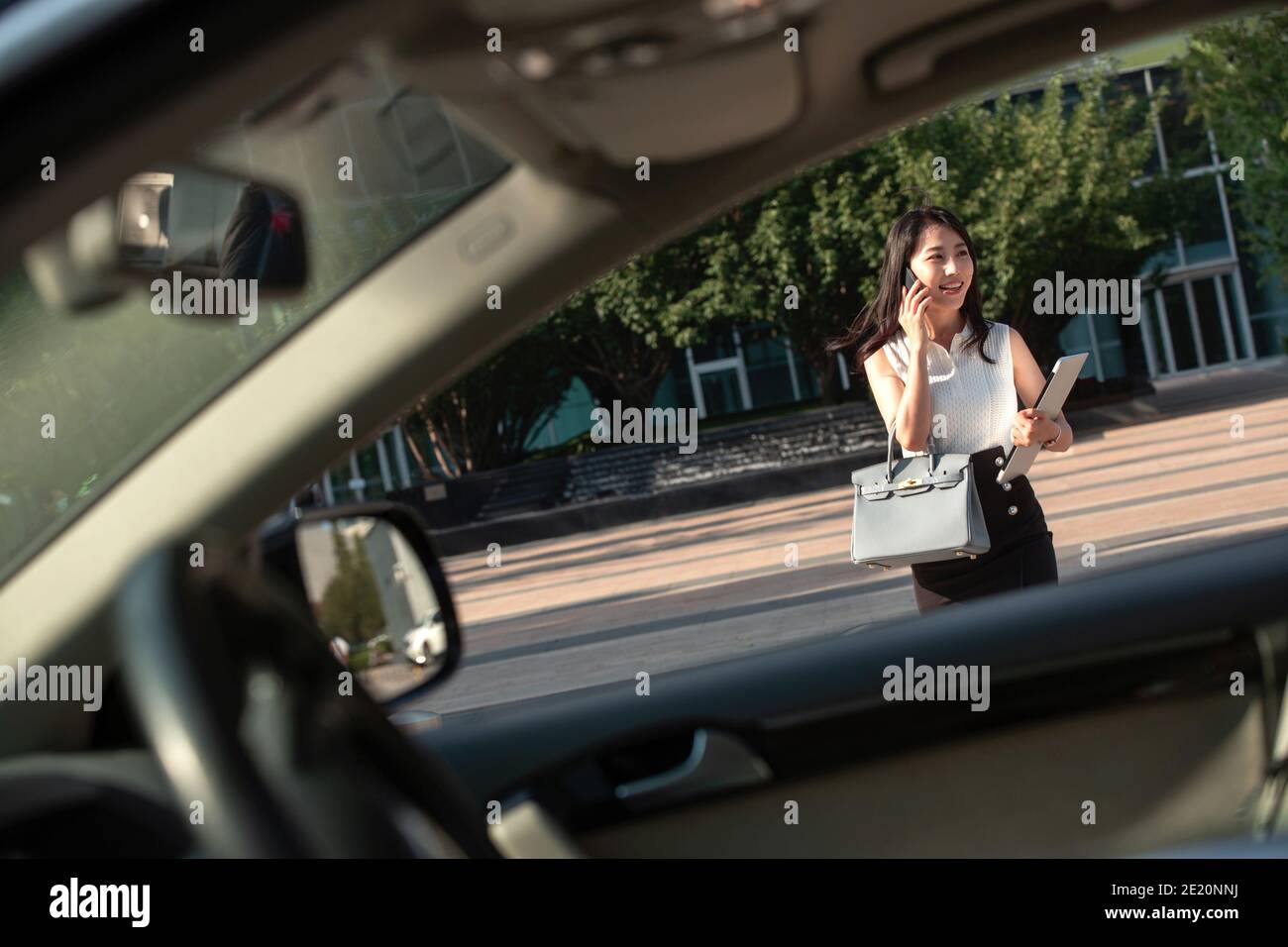 Call young women to the car Stock Photo - Alamy
