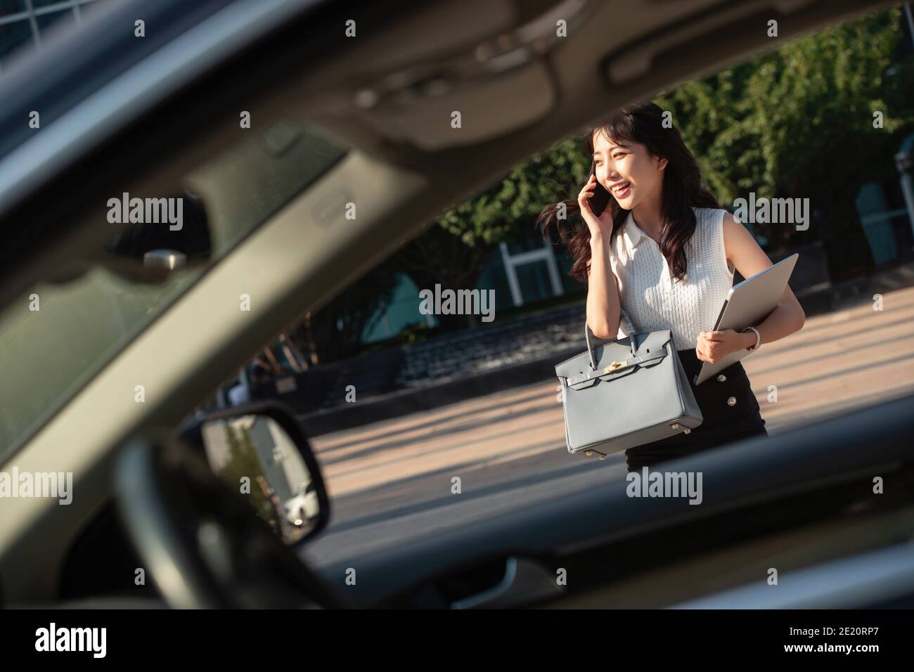 Call young women to the car Stock Photo - Alamy