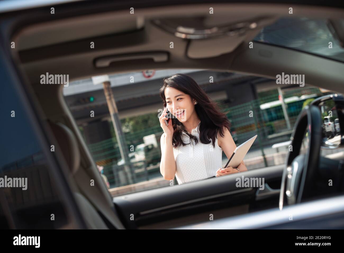 Call young women to the car Stock Photo - Alamy