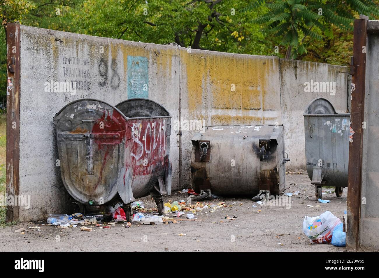 Overloaded garbage hi-res stock photography and images - Alamy