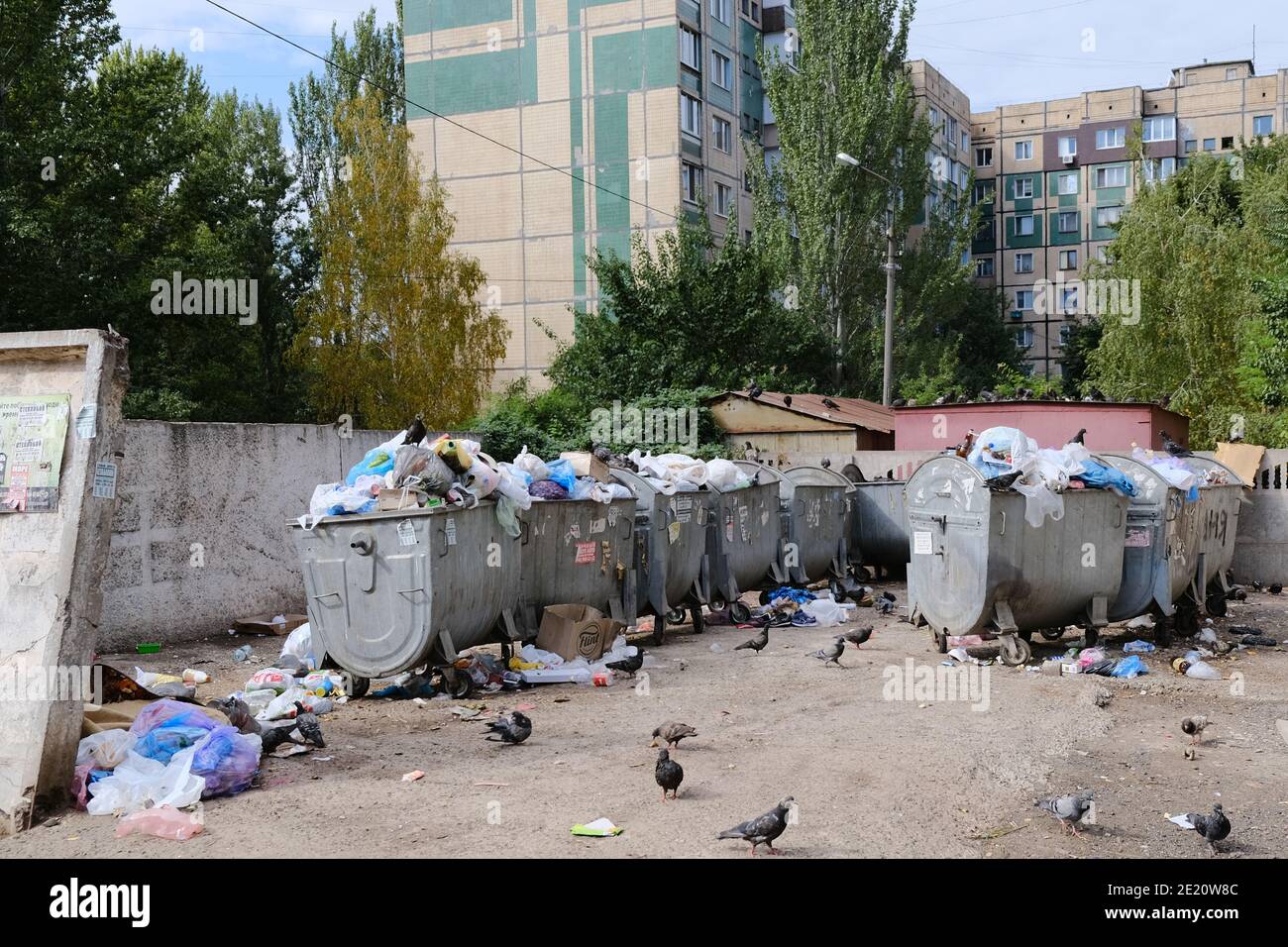 Overloaded garbage hi-res stock photography and images - Alamy