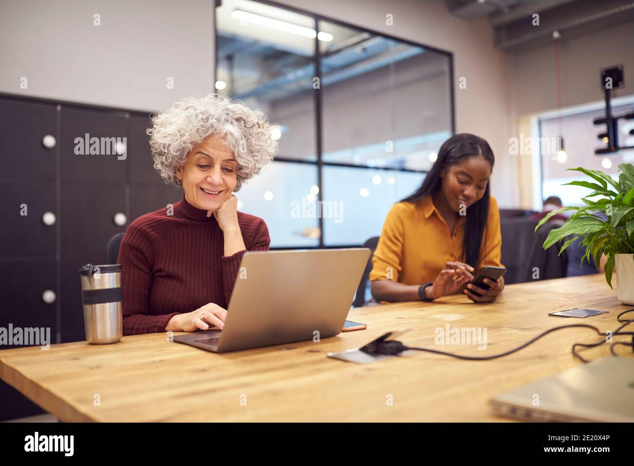 Office break out area hi-res stock photography and images - Alamy