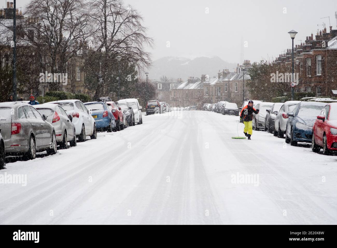 Edinburgh street cars building hi-res stock photography and images - Alamy