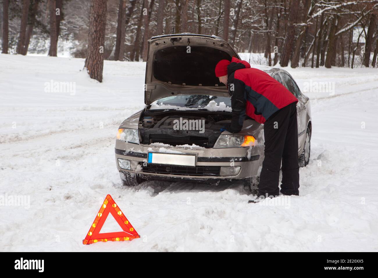 Breakdown car on drive winter hi-res stock photography and images - Alamy
