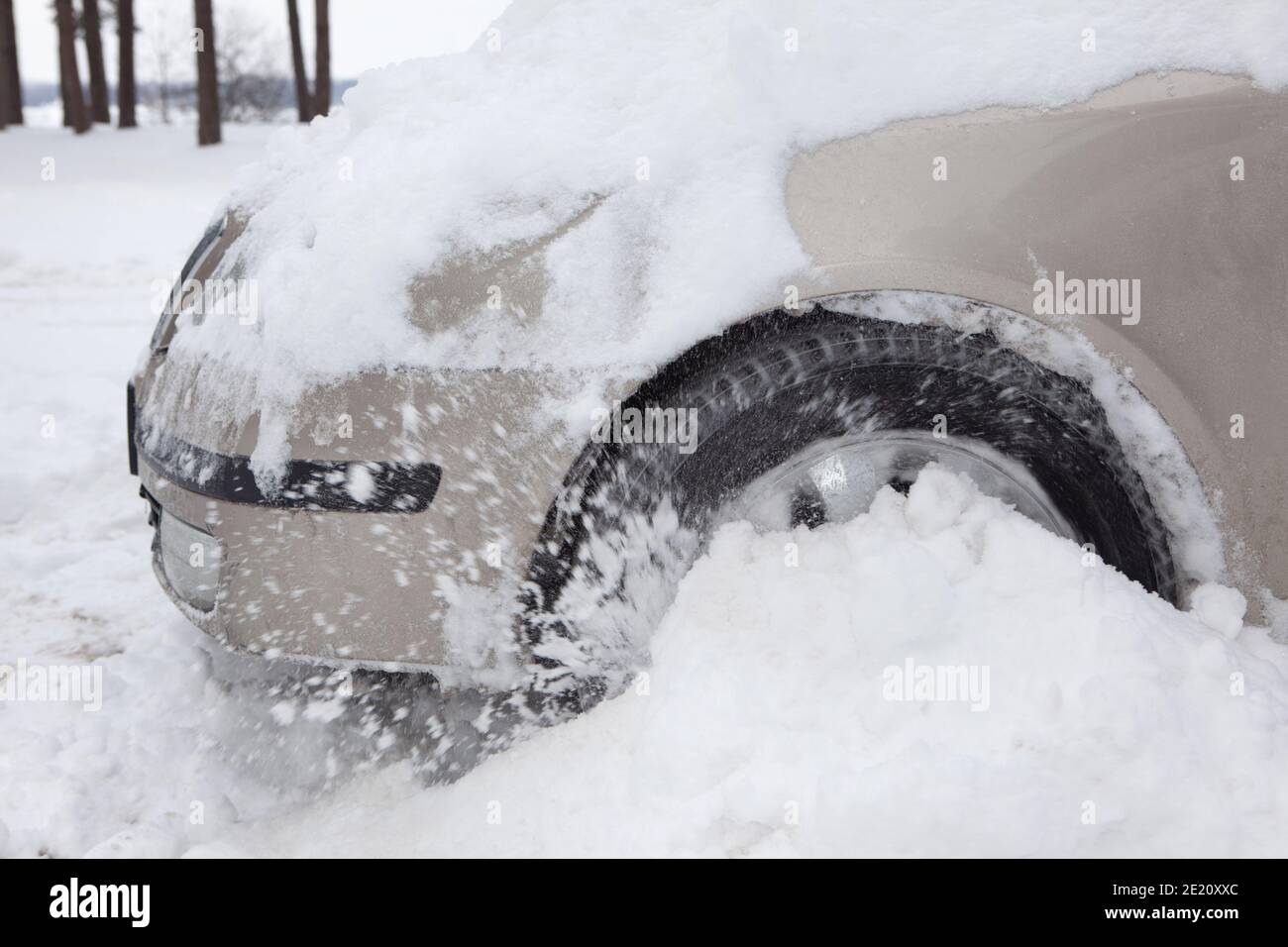 wheels car in deep snow, Wheel of a car buried in snow Stock Photo - Alamy