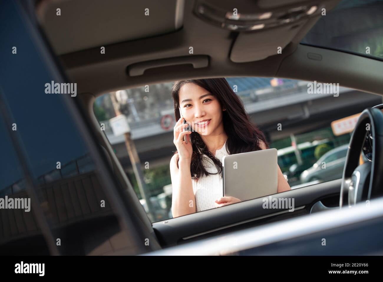 Call young women to the car Stock Photo - Alamy