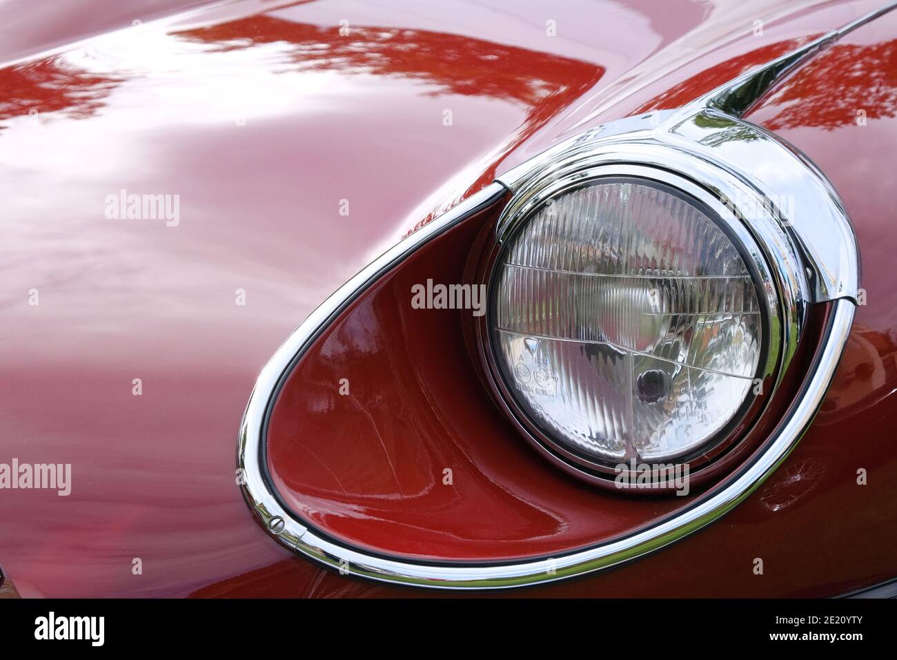 Headlight and hood of retro red racing car ckose-up Stock Photo - Alamy
