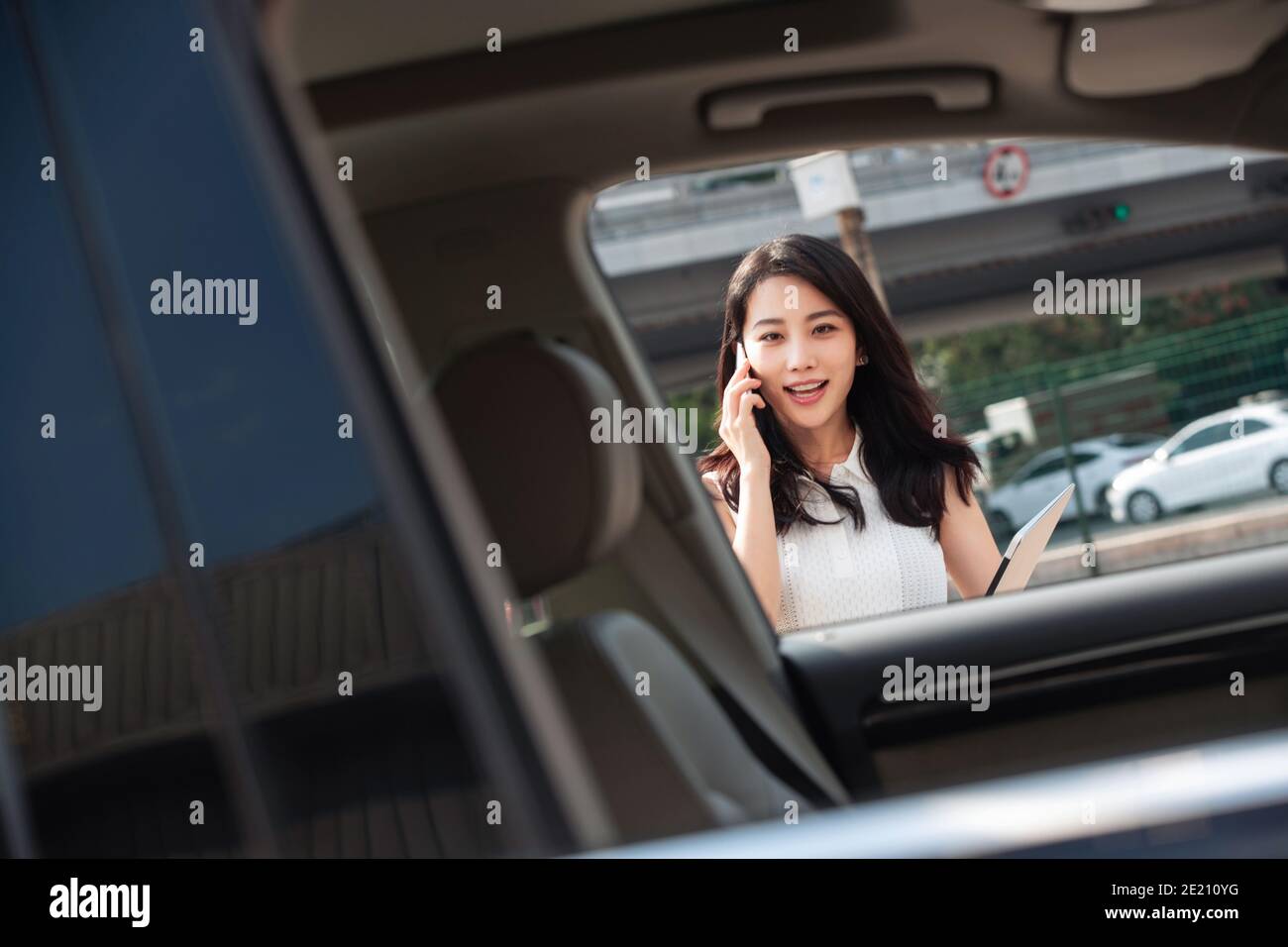 Call young women to the car Stock Photo - Alamy
