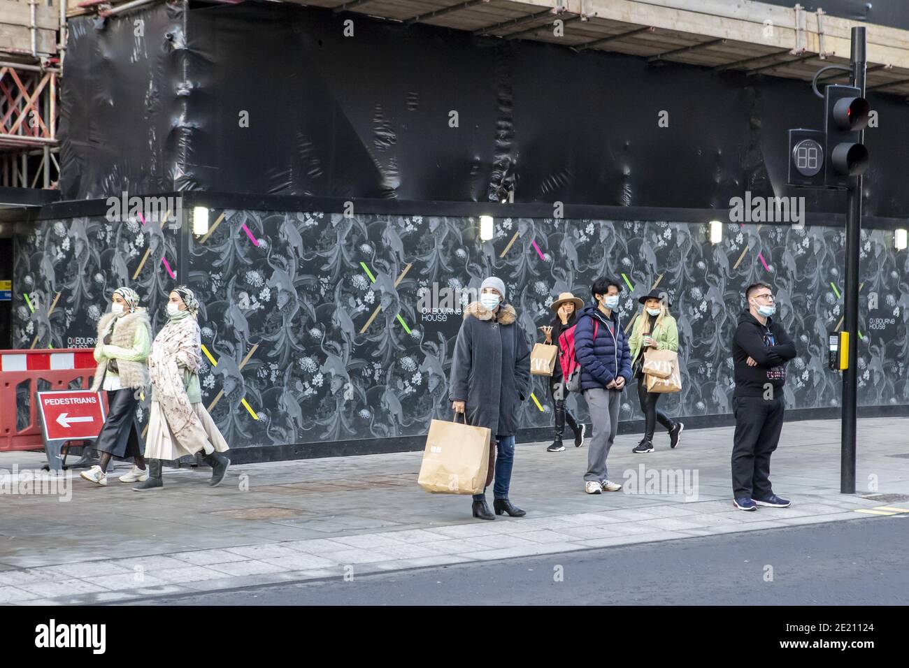 Wearing mouth mask london hi-res stock photography and images - Alamy