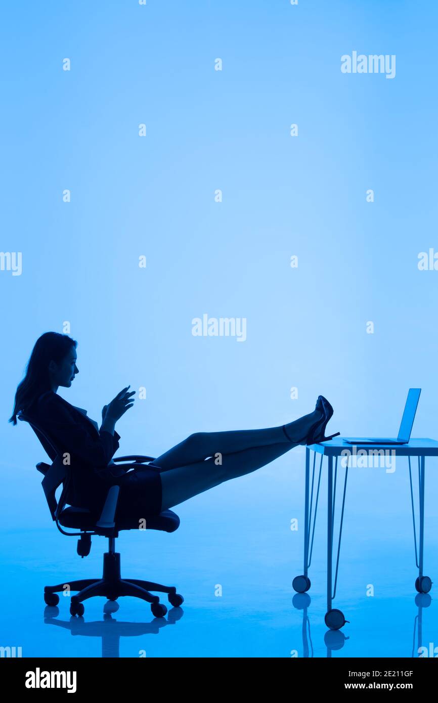 Video desk people silhouette hi-res stock photography and images - Alamy