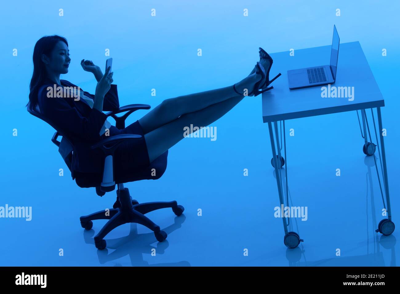 How to sit at a desk hi-res stock photography and images - Alamy