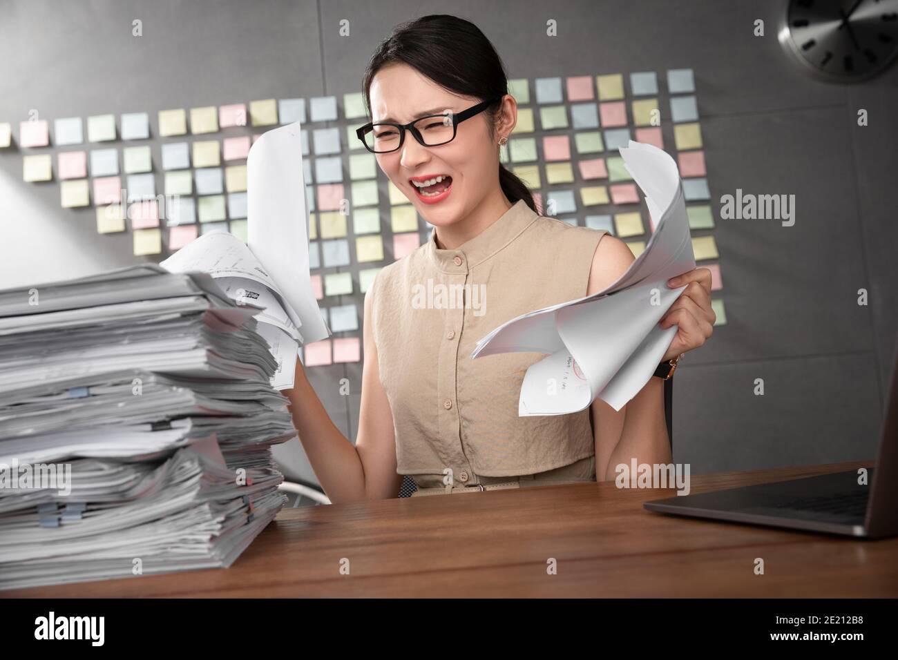 Angry mad business lady Stock Photo - Alamy