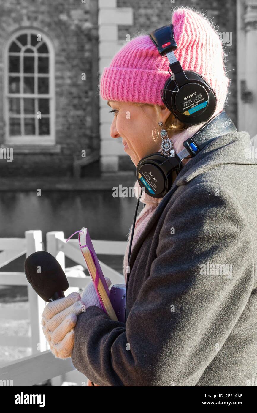 Female reporter outside hi-res stock photography and images - Alamy