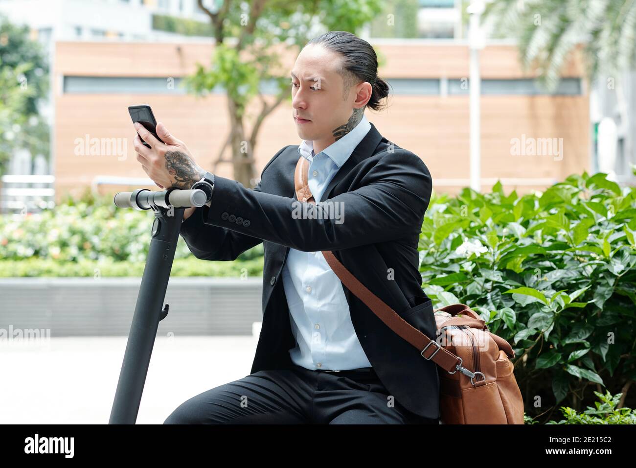 Checking messages while walking hi-res stock photography and images - Alamy