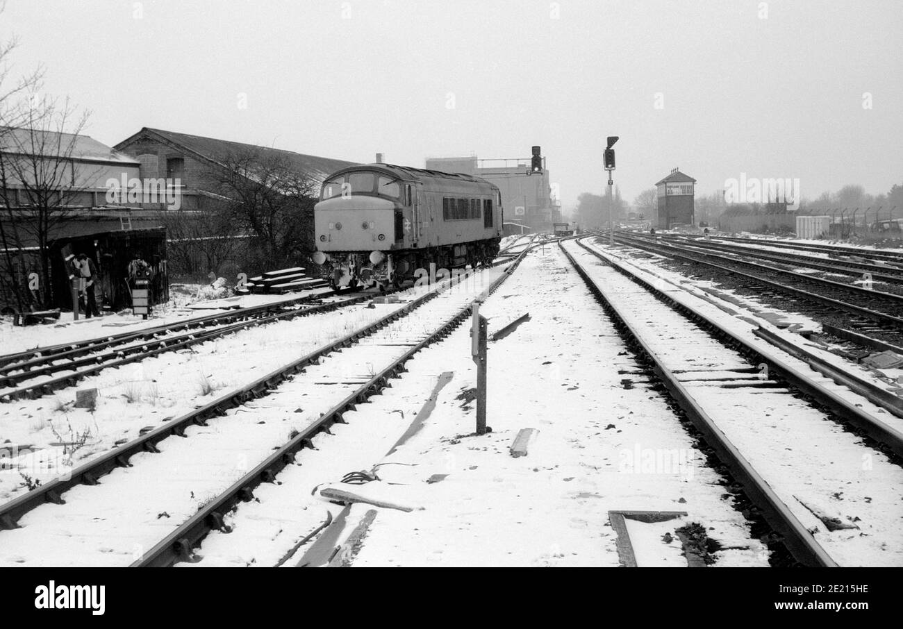 Class 45 diesel locomotive No. 45033 at Leamington Spa in snowy weather ...