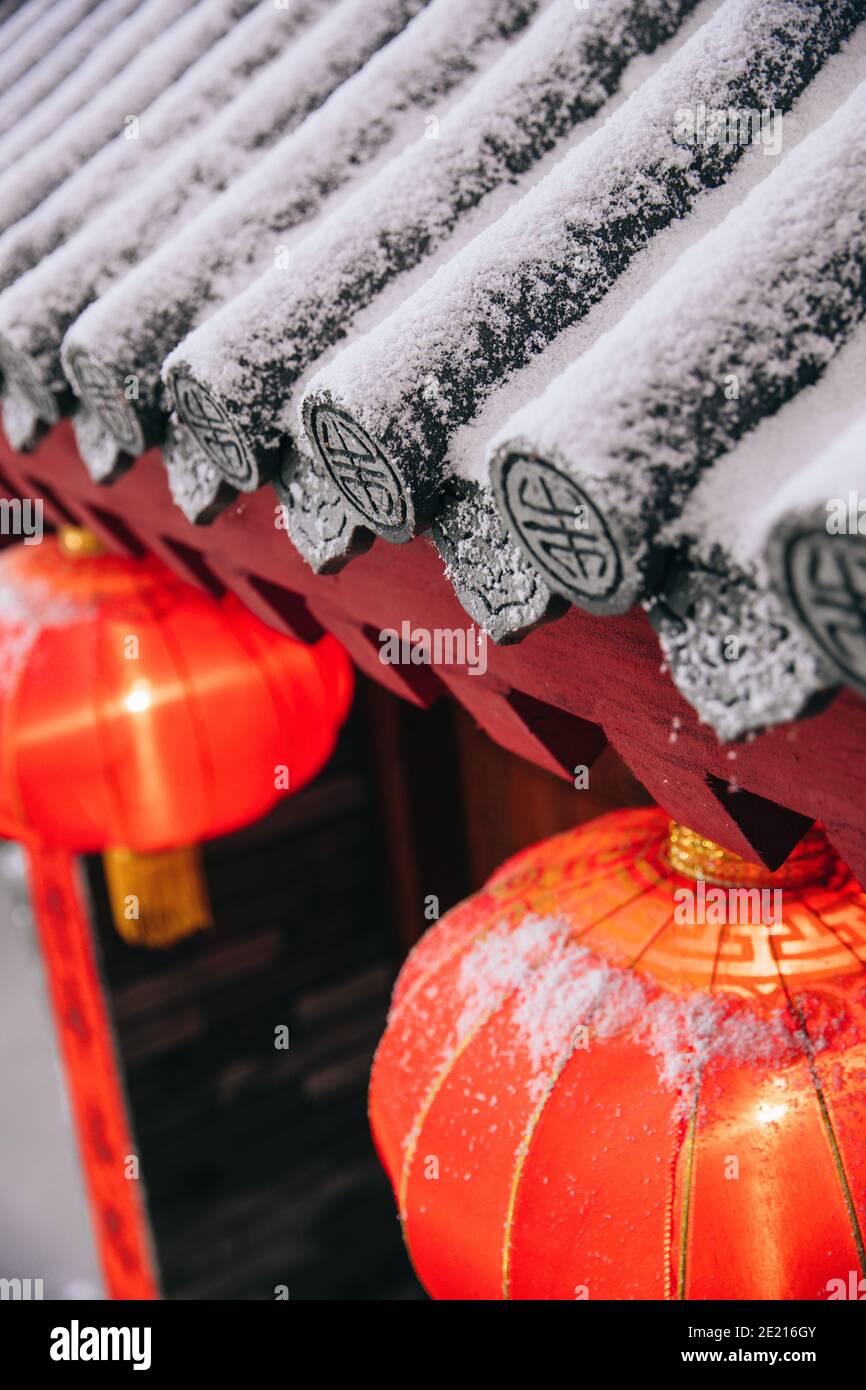 Eaves cornice hi-res stock photography and images - Alamy