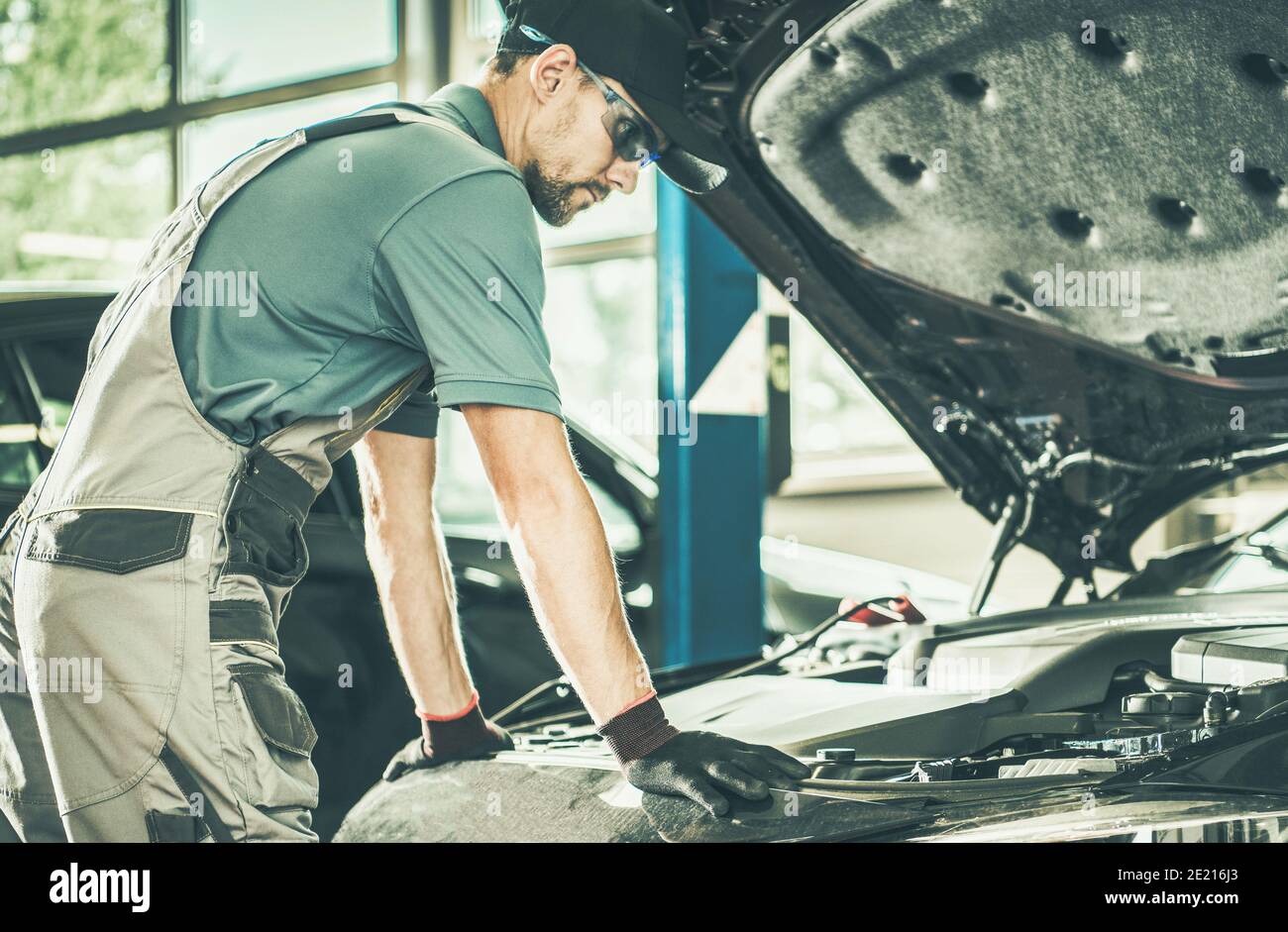 Looking under car hood hi-res stock photography and images - Alamy