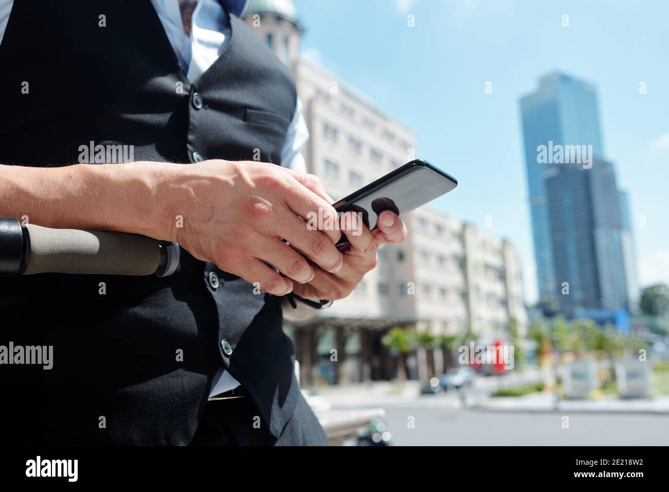 Male hands smartphone messages hi-res stock photography and images - Alamy